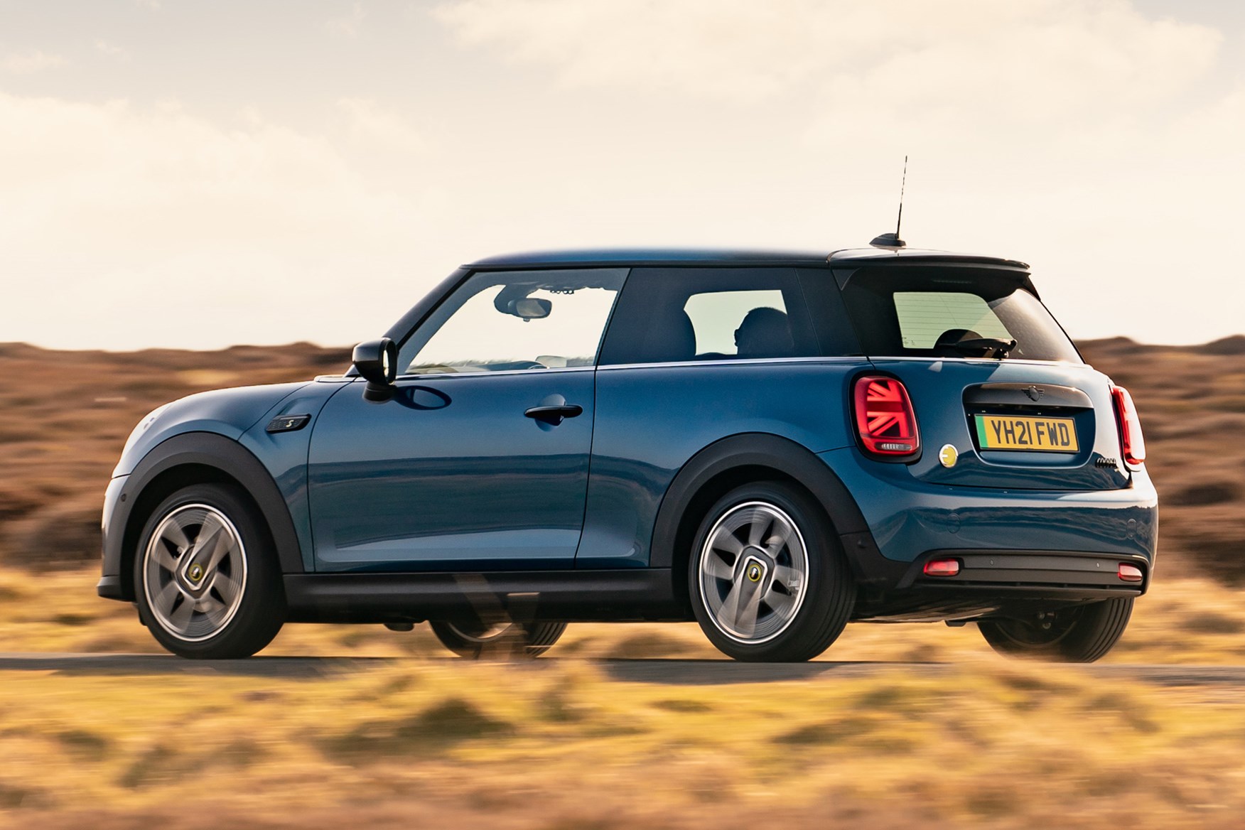 MINI Electric Hatch Review (2022) | Parkers