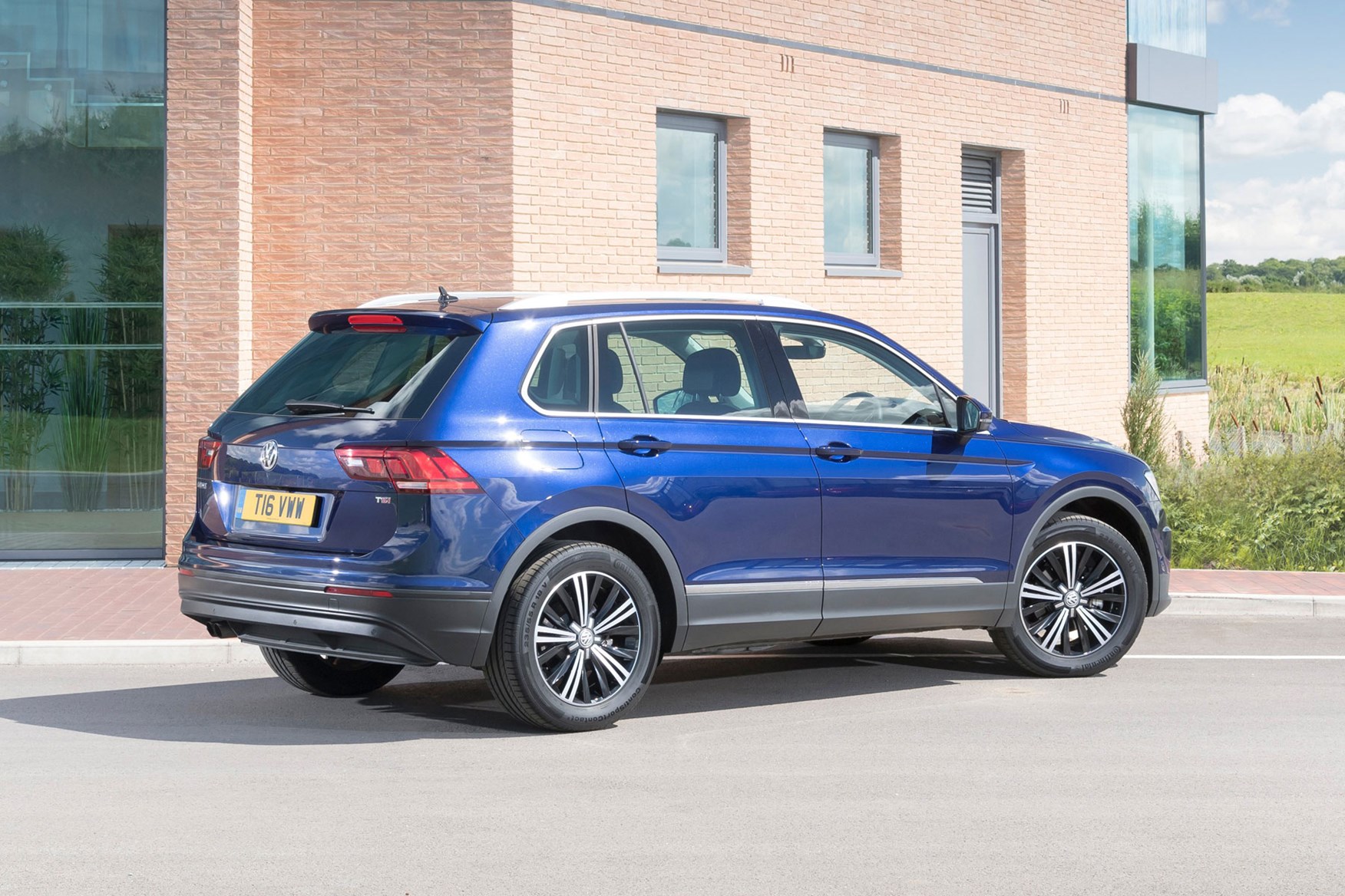 Volkswagen Tiguan Review (2022) | Parkers