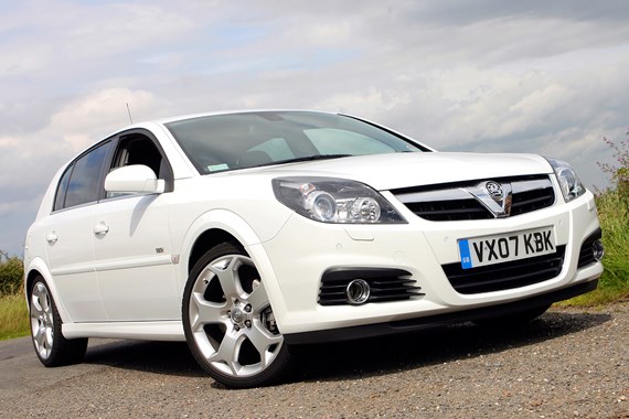 Vauxhall Signum Hatchback 3.2 V6 Elite 5d specs & dimensions | Parkers