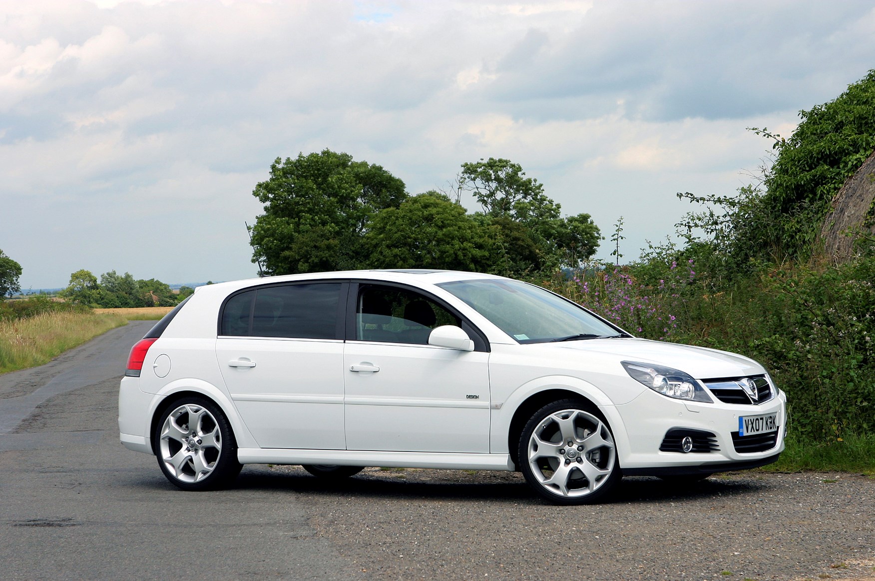 Vauxhall Signum Hatchback (2003 - 2008) Photos | Parkers