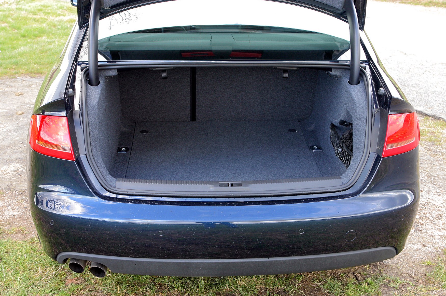 Audi A4 Saloon (2008 - 2015) Features, Equipment and Accessories | Parkers