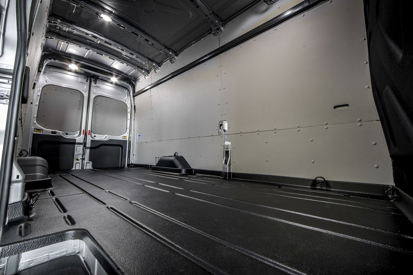 Ford Transit van dimensions, capacity, payload, volume, towing | Parkers