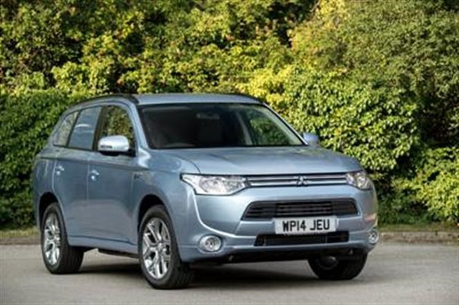 Mitsubishi displays first ever 4x4 commercial hybrid | Parkers