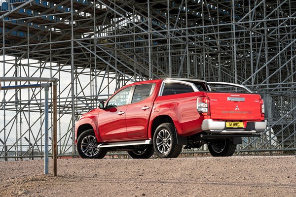 Mitsubishi L200 pickup dimensions (2019-on), capacity, payload, volume ...