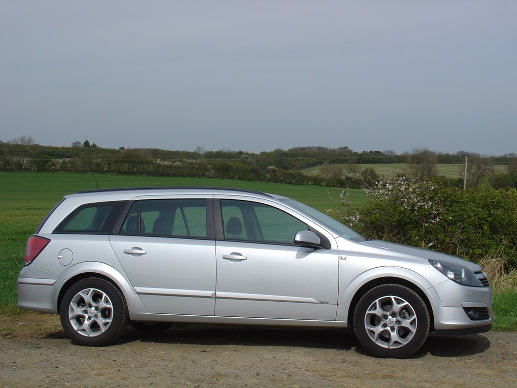 Used Vauxhall Astra Estate (2004 - 2010) boot space & practicality