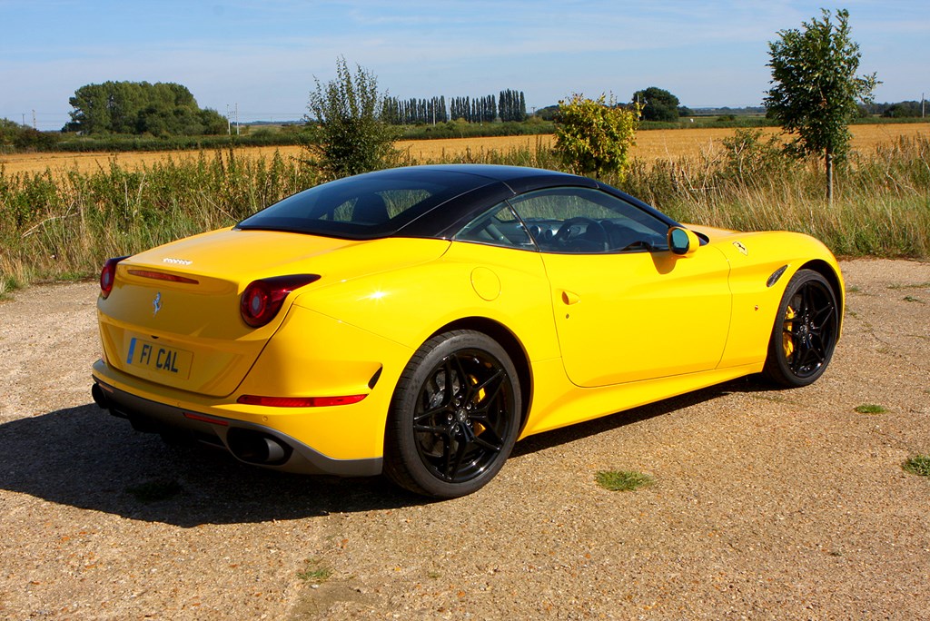 Used Ferrari California T Convertible (2014 - 2016) boot space ...