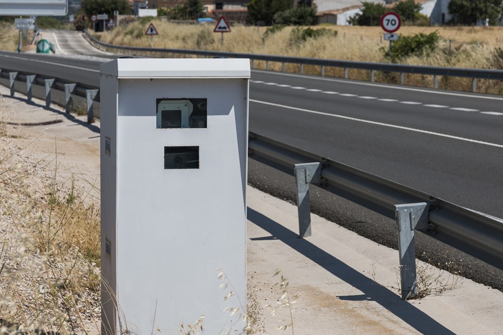 Driving in Spain 2025: laws, speed limits, and new V-16 beacon rules ...