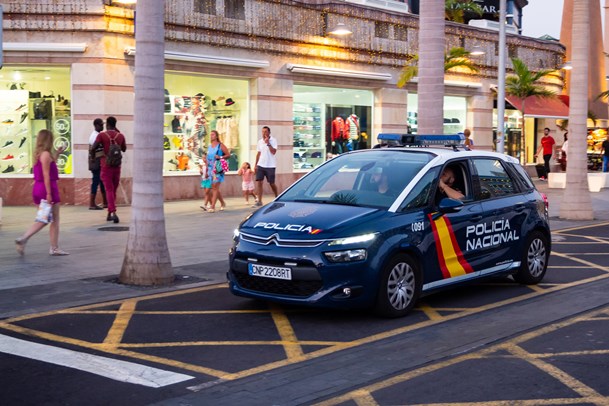 Driving in Spain 2025: laws, speed limits, and new V-16 beacon rules ...