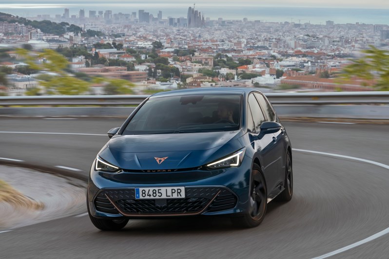 Driving in Spain 2025: laws, speed limits, and new V-16 beacon rules ...