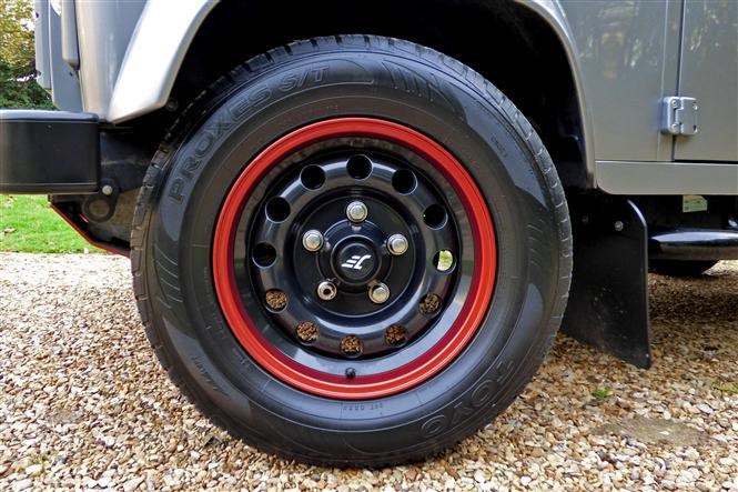 Review: JE Engineering Land Rover Defender with automatic gearbox ...