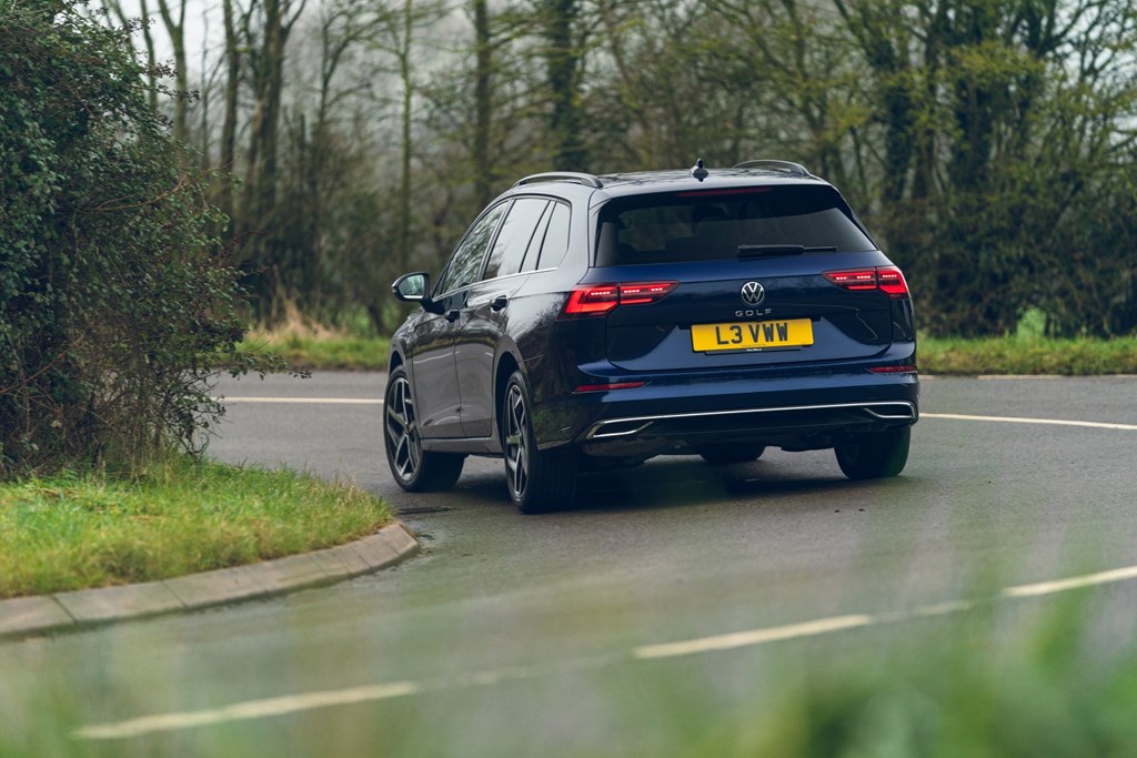 Best towing cars 2025 - the best choices for those who need to carry ...