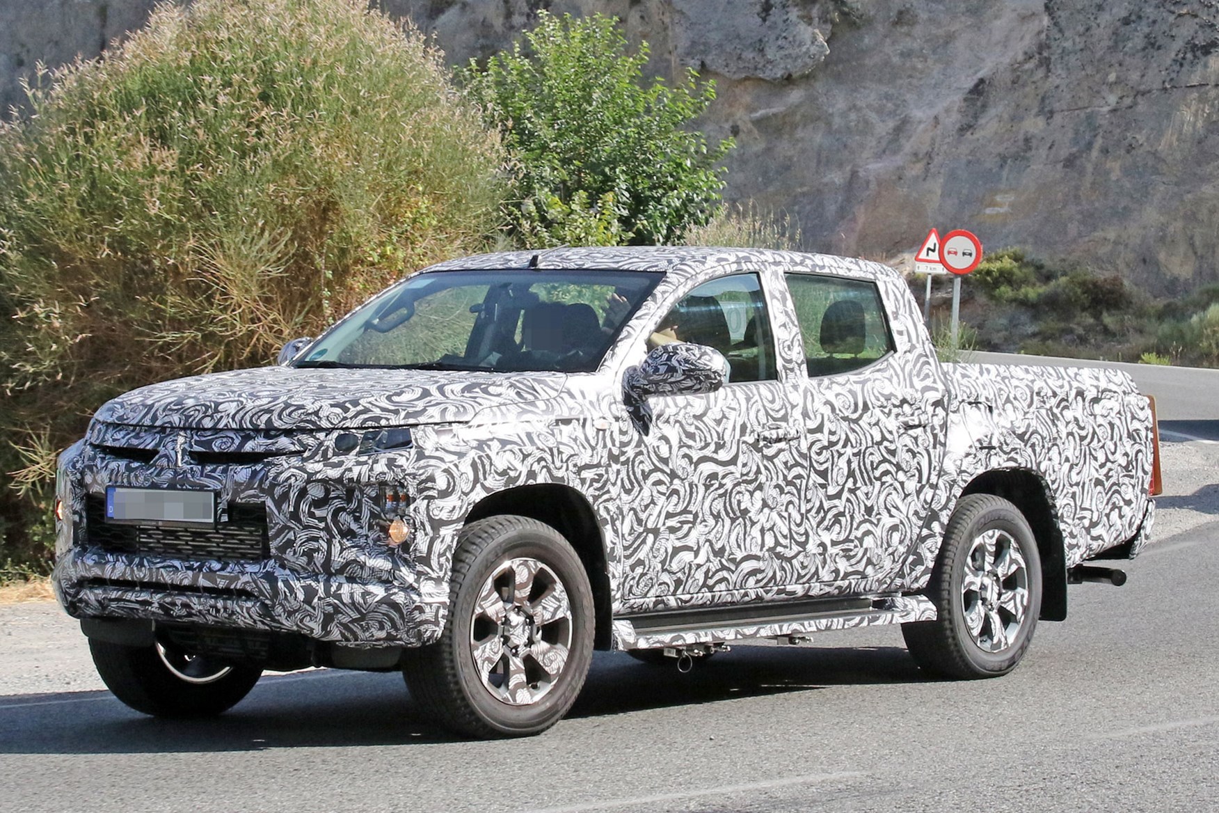 Mitsubishi L200 facelift spy shots – first images of fresh look for 2019
