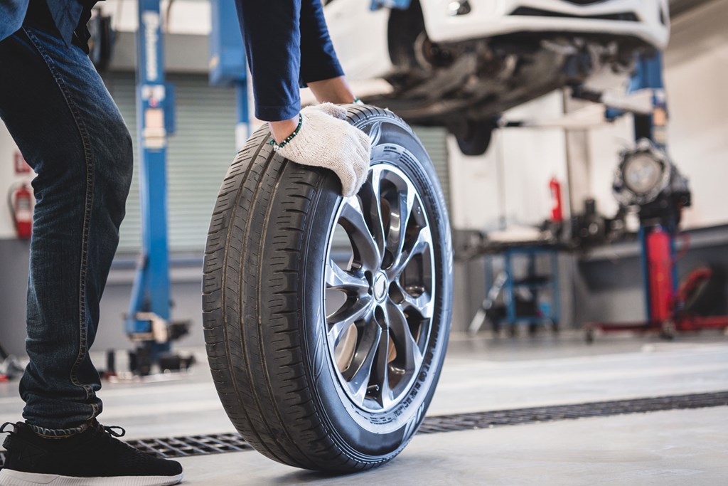 Flat tyre? Here’s how to change a car wheel in minutes