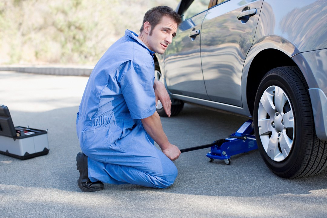 How to change your wheel if you have a puncture | Parkers