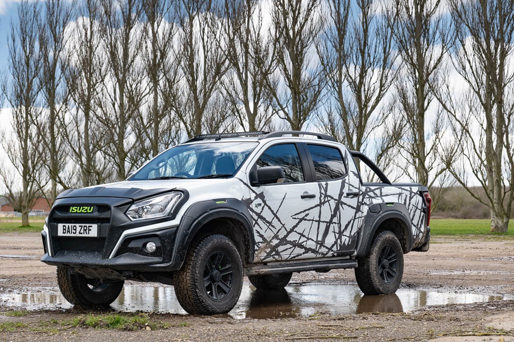Ford Ranger Raptor vs Isuzu D-Max XTR twin test review - battle of the ...