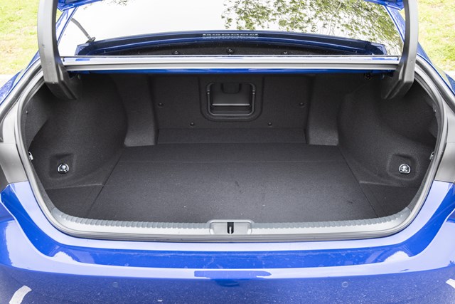 Lexus ES (2025) boot space & practicality