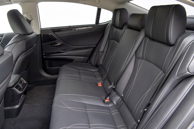 Lexus ES (2026) boot space & practicality