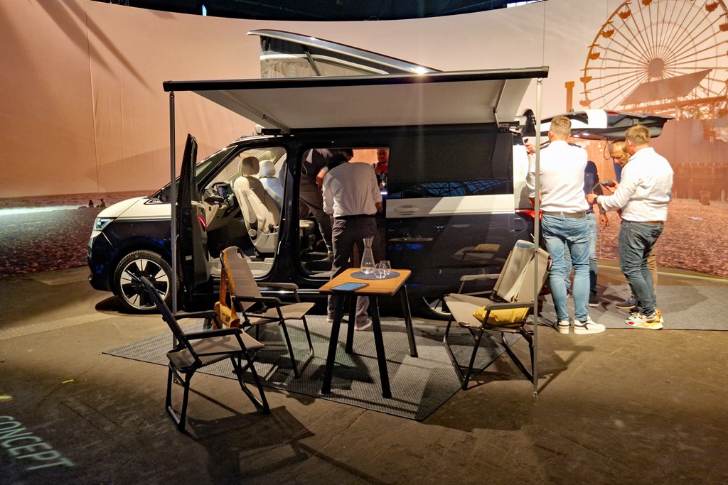 VW California Concept: plug-in hybrid campervan reveals twin sliding ...