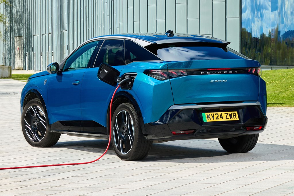 Peugeot e-3008 electric SUV review | Parkers