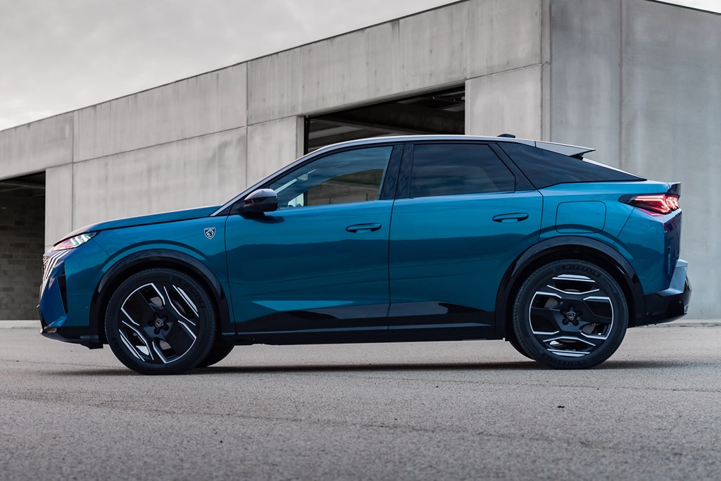 Peugeot e-3008 electric SUV review | Parkers