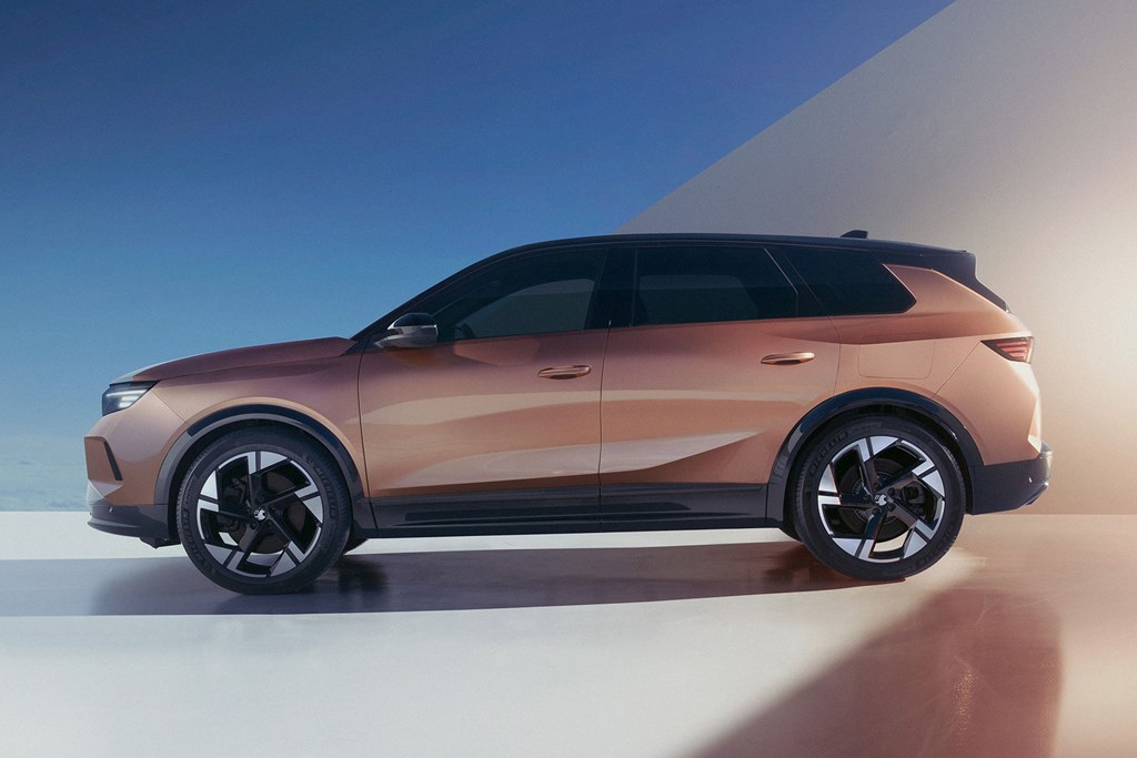 Bigger, bolder and battery powered: all-new Vauxhall Grandland SUV unveiled