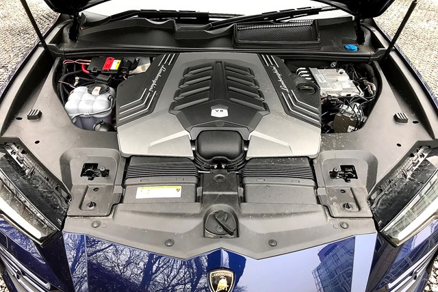 Lamborghini Urus (2025) engines & performance