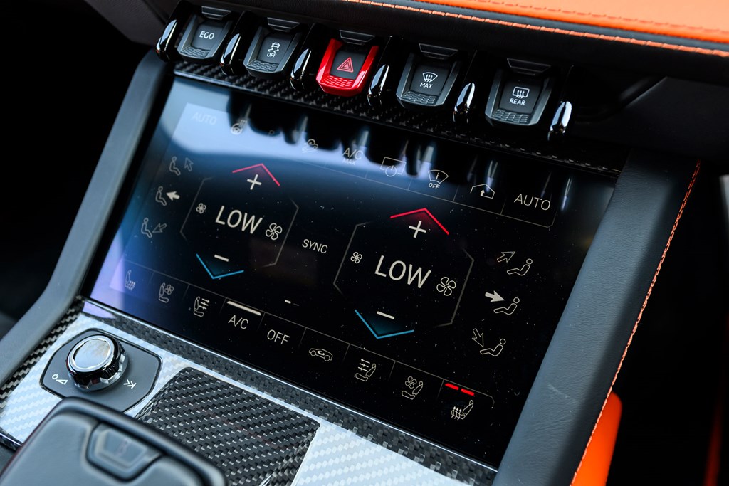 Lamborghini Urus (2025) interior