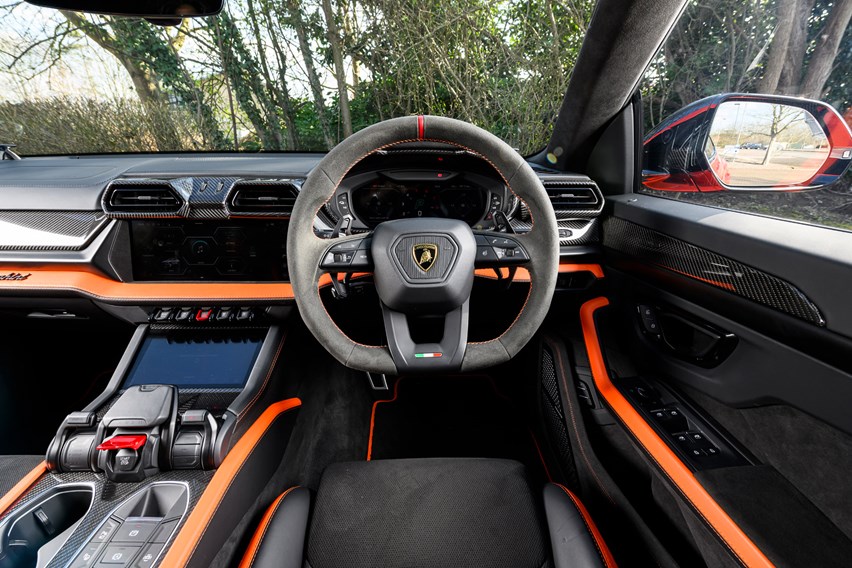 Lamborghini Urus (2025) interior