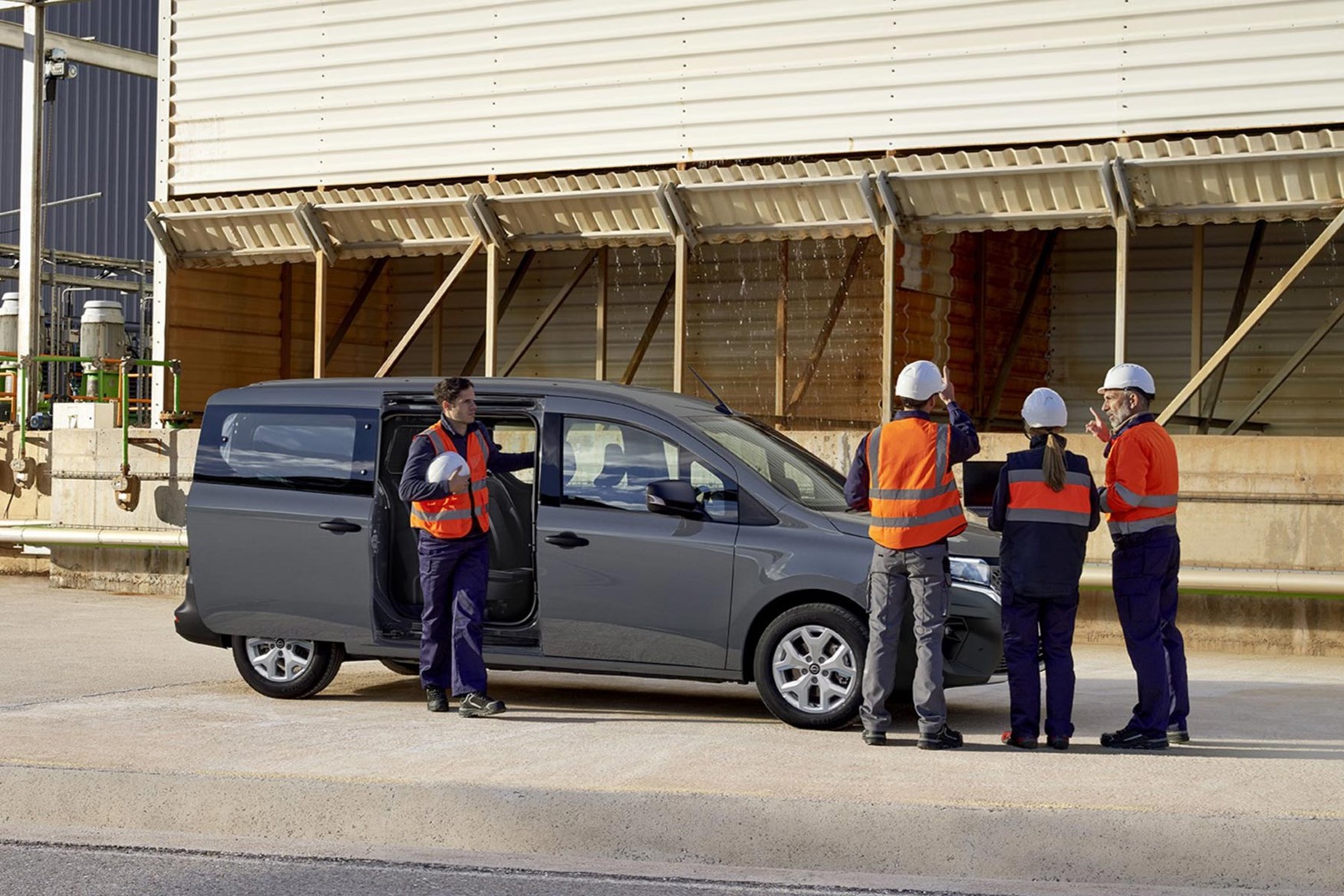 Space for five and clever folding seats - it's the Nissan Townstar Crew ...