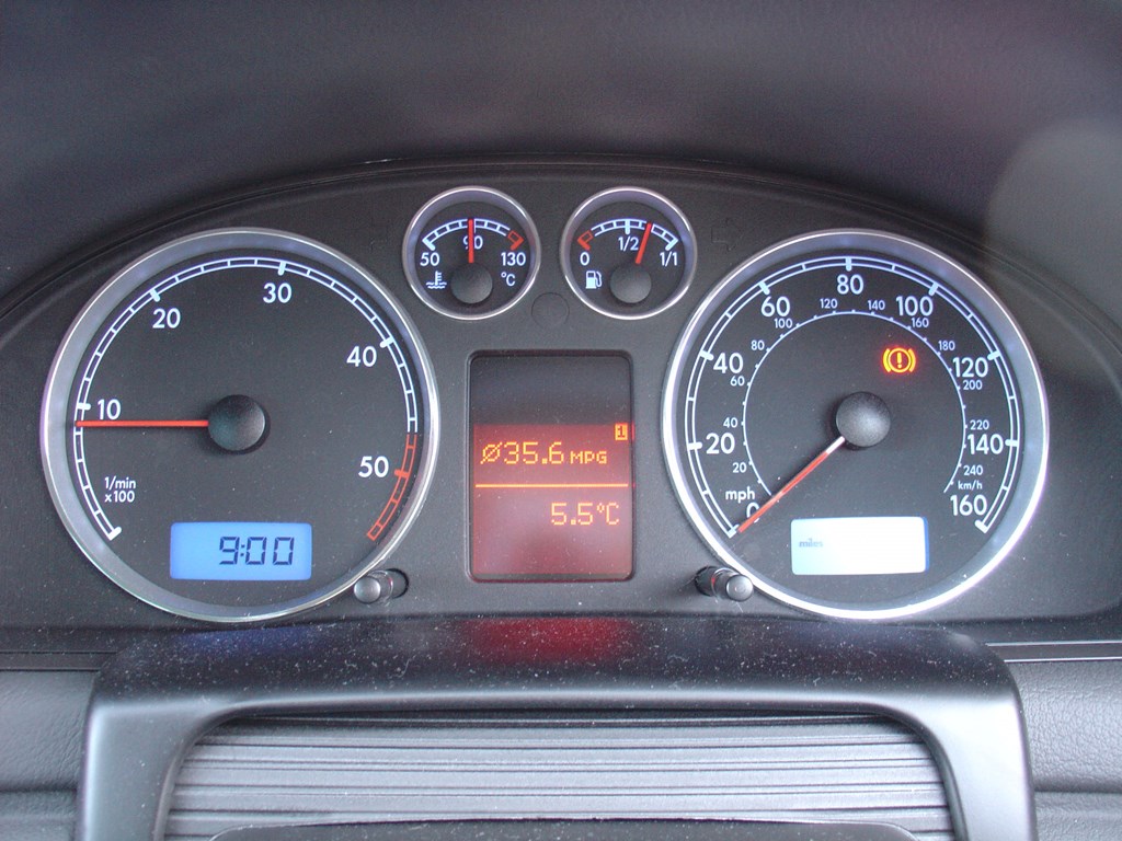 Used Volkswagen Passat Estate (2000 - 2005) boot space & practicality