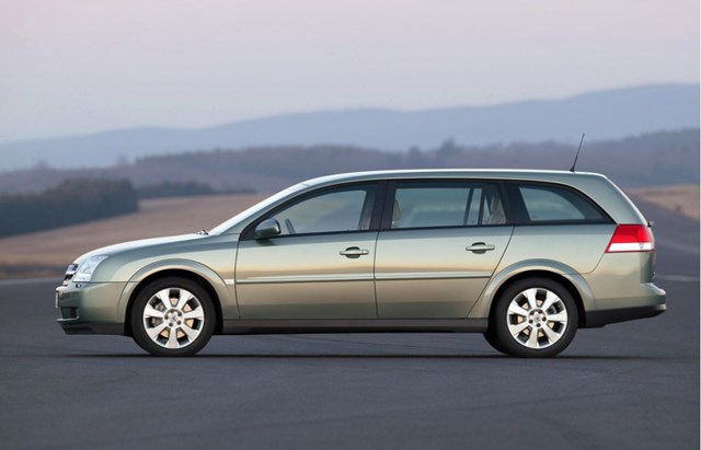 Used Vauxhall Vectra Estate (2003 - 2005) boot space & practicality