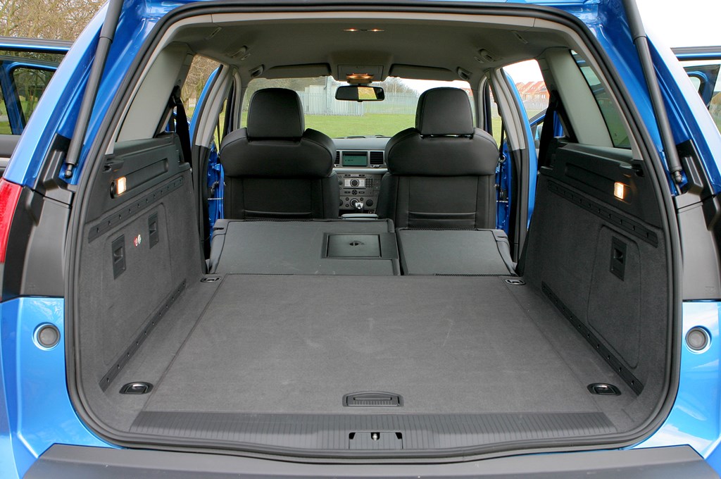 Used Vauxhall Vectra Estate (2005 - 2008) boot space & practicality