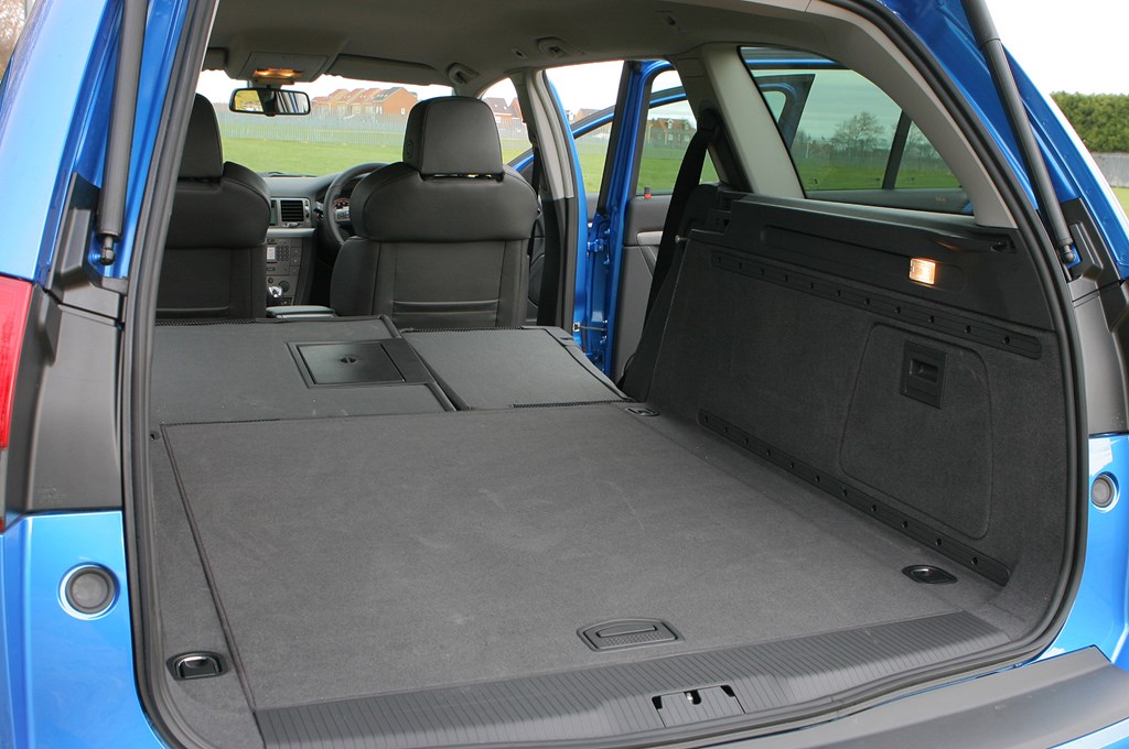 Used Vauxhall Vectra Estate (2005 - 2008) boot space & practicality