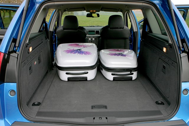 Used Vauxhall Vectra Estate (2005 - 2008) boot space & practicality