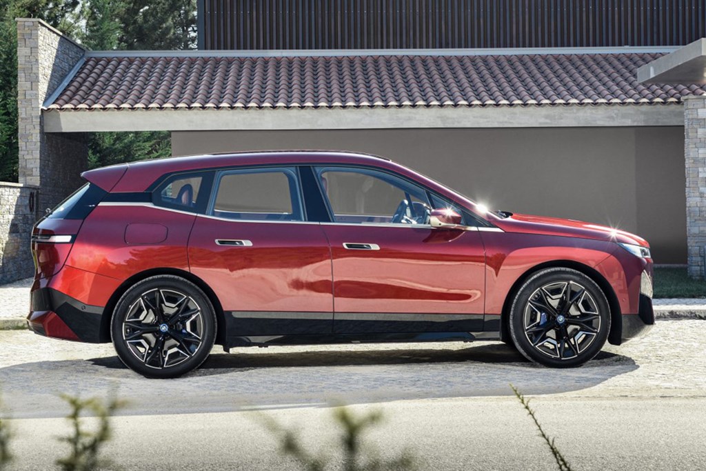 BMW iX (2025) interior