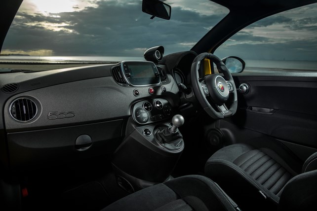 Abarth 595 (2024) interior