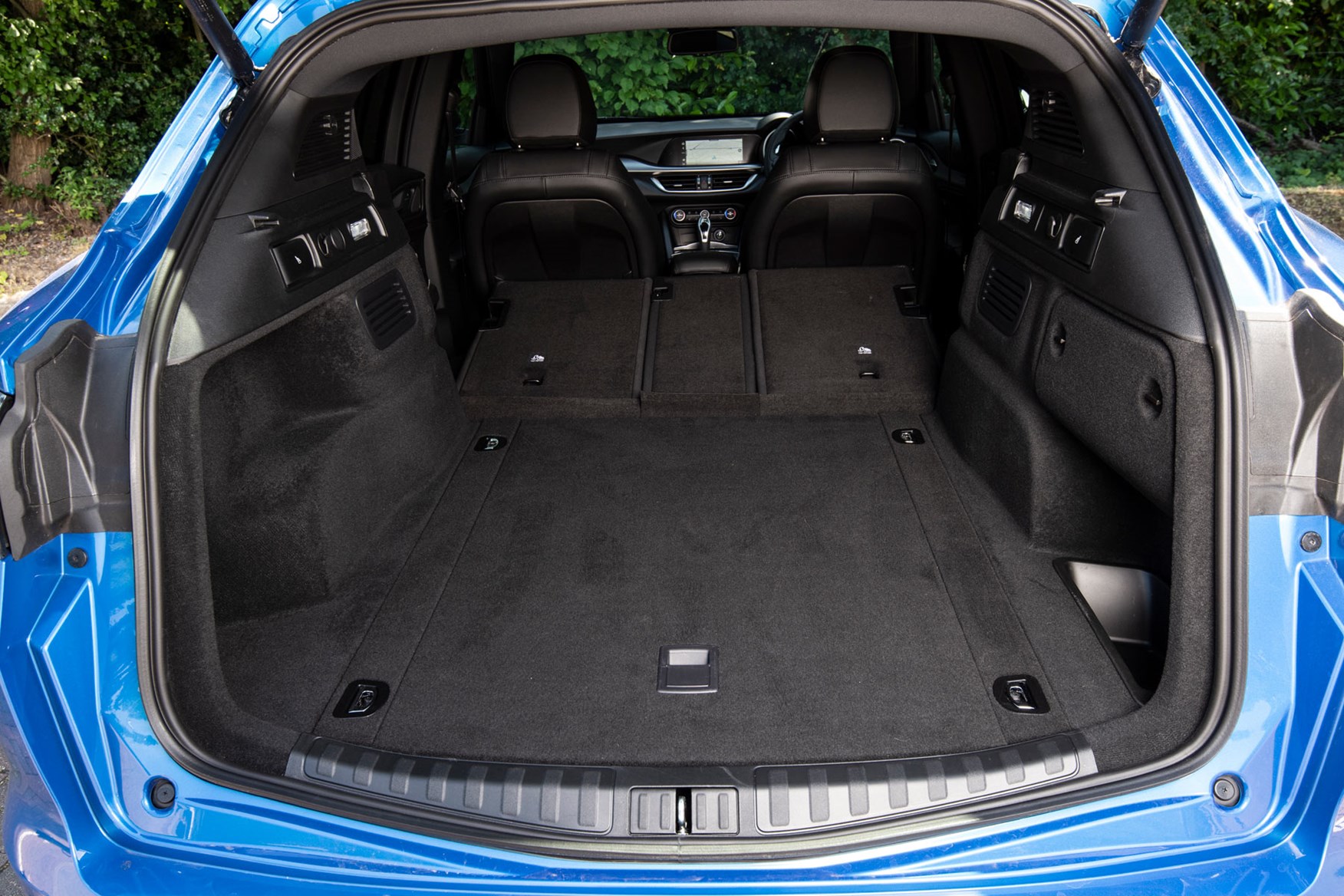 Alfa Romeo Stelvio (2025) boot space & practicality